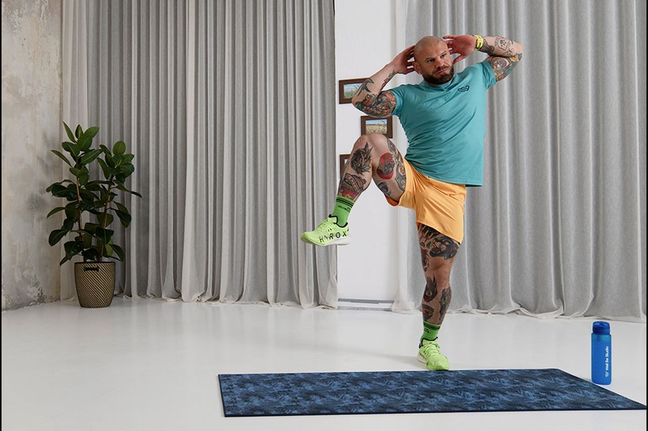Trening ABS na stojąco: na płaski brzuch w domu - Well Be Studio